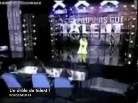 Kişneyerek Şarkı Söyleyen Kadın