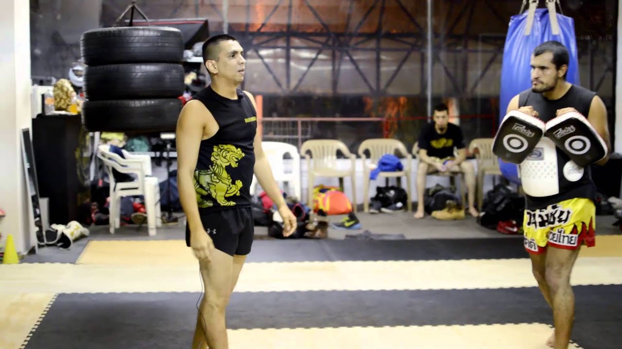 Técnica de patada circular - Baan Singto - Tutoriales Muay Thai - YouTube