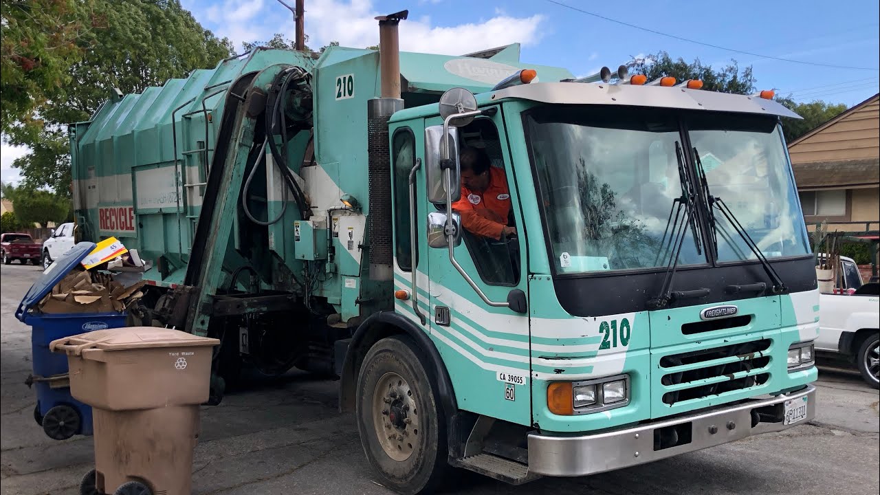 Freightliner Condor Amrep Octo Collecting Recycling - YouTube