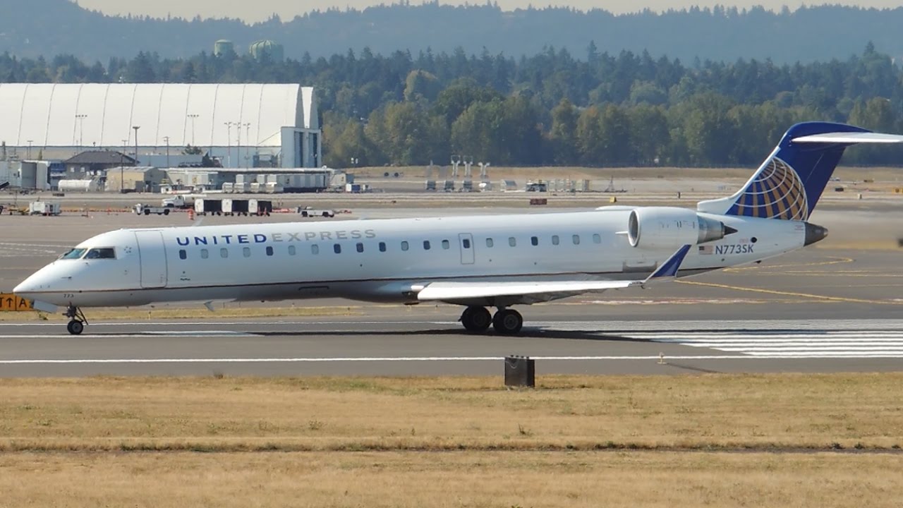 United Express (SkyWest) Bombardier CRJ-700 [N773SK] takeoff from PDX ...