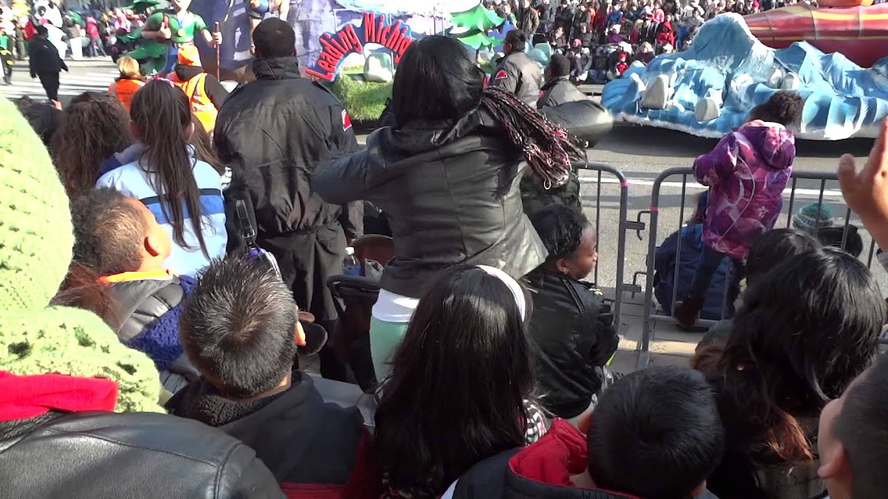 Detroit Thanksgiving Parade Girl Dancing in stands 2012 - YouTube