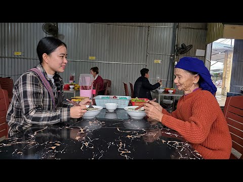 The old woman and Tieu Ly went to the market together to eat a traditional Vietnamese noodle dish.