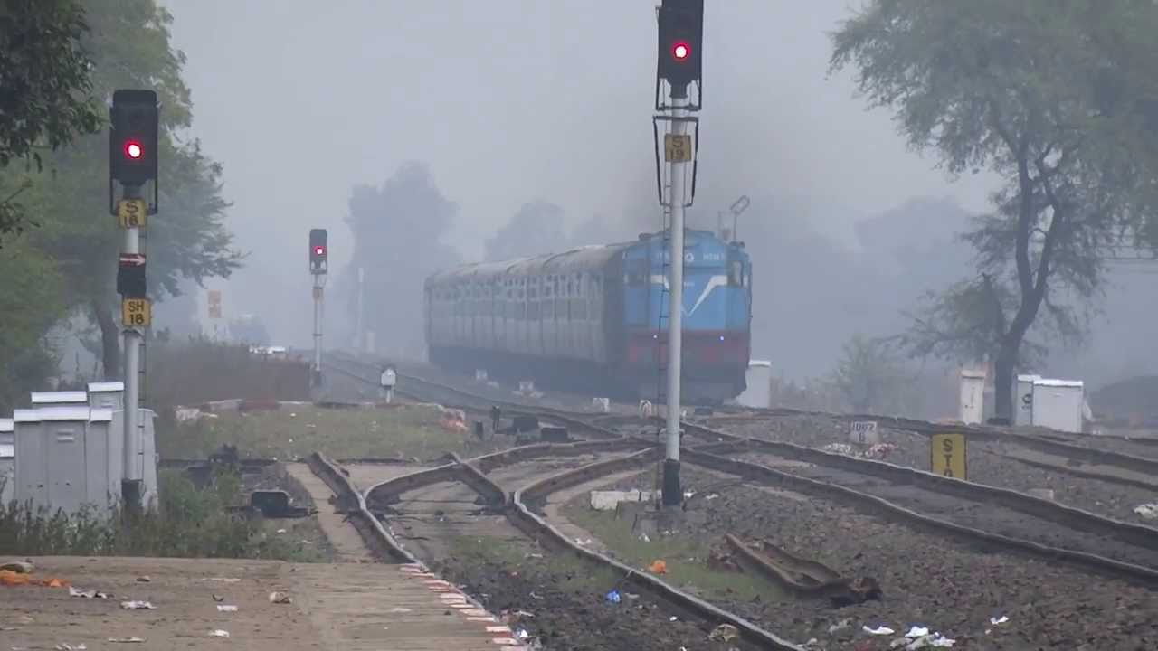 Strange looking JHS WDM3D Rips through Deori with Mahakoshal Express ...