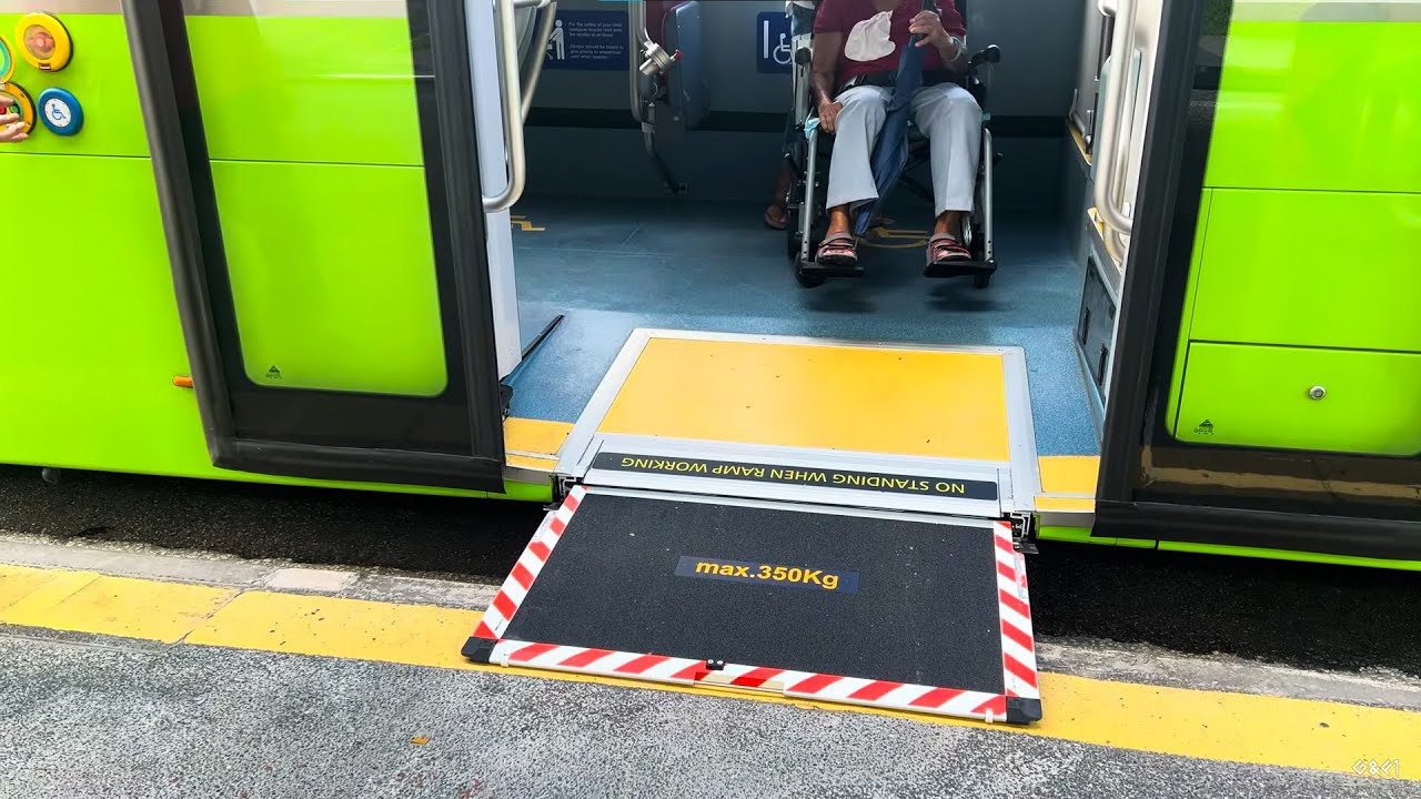BYD BC12A04 Automatic Wheelchair Ramp deployment - Go-Ahead Singapore Service 15 (SG3240S) - YouTube