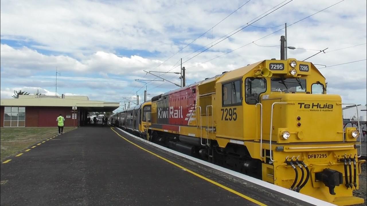 Te Huia open day (Plus two KiwiRail freights) - YouTube