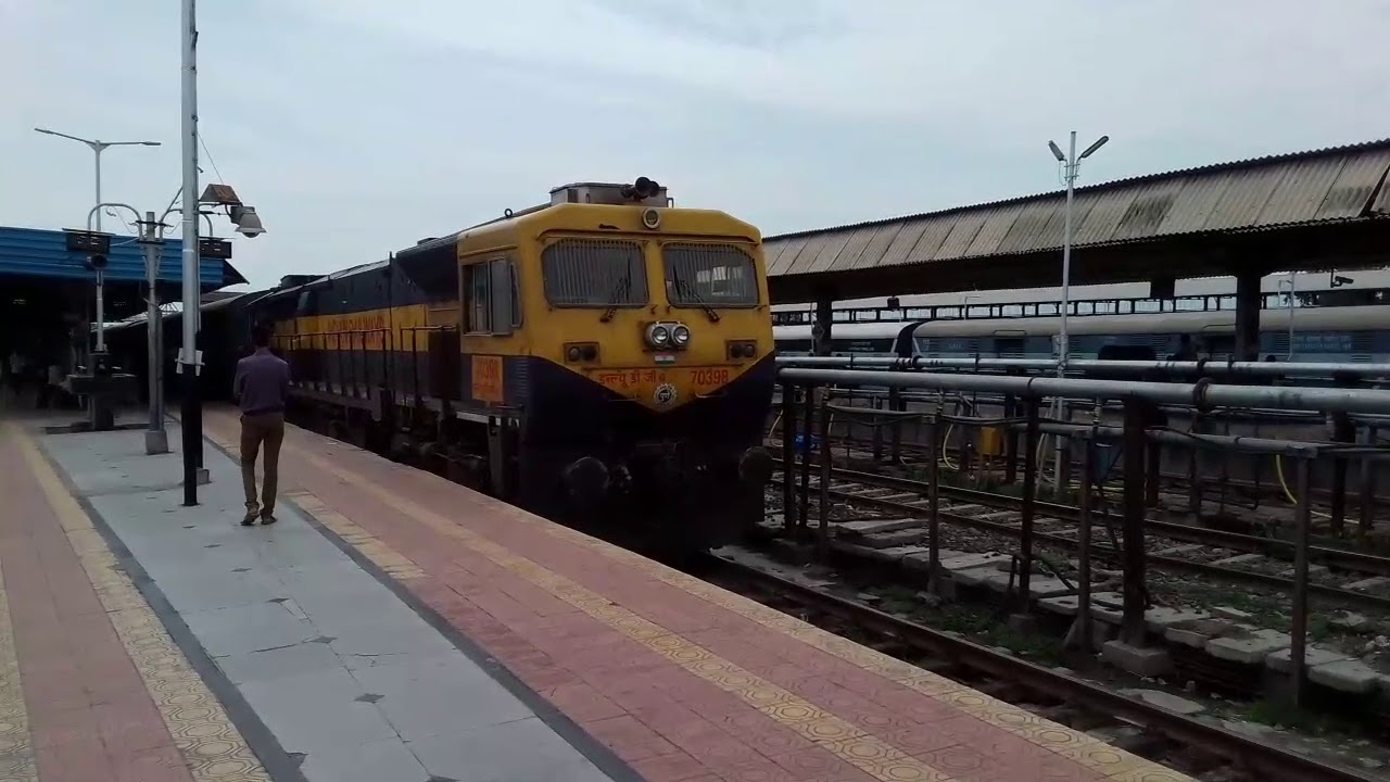 Udyan Express honks and departs from Solapur - YouTube