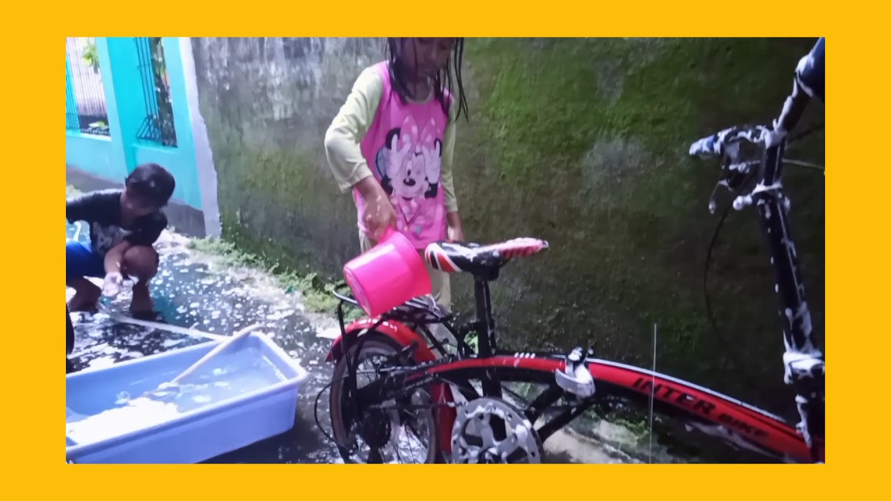 Cuci Sepeda Sambil Hujan-Hujanan - YouTube