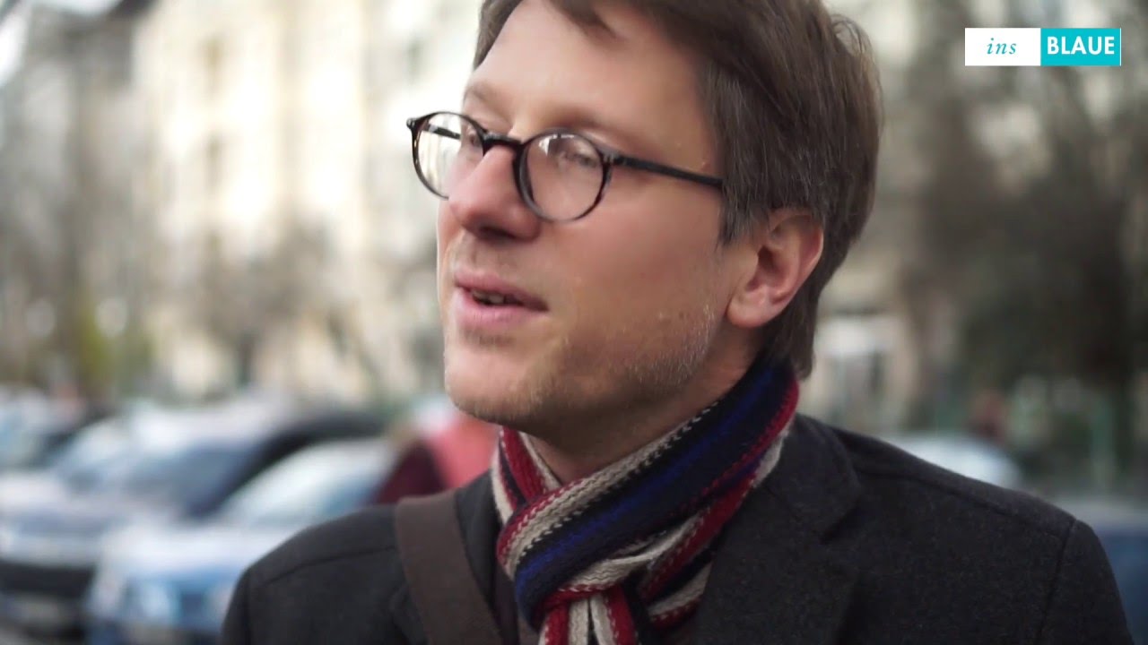 Jan Wagner - Selbstportrait mit Bienenschwarm - YouTube