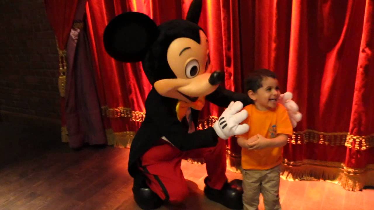 La première rencontre avec Mickey... - YouTube
