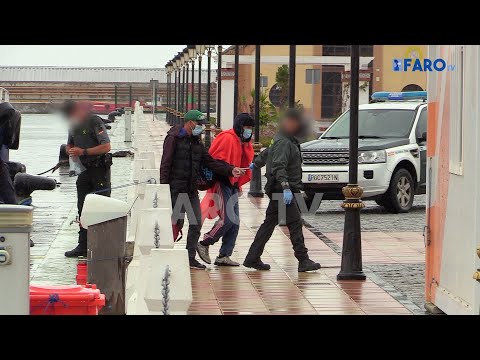La Atria rescata en mitad del Estrecho a varios inmigrantes en patera