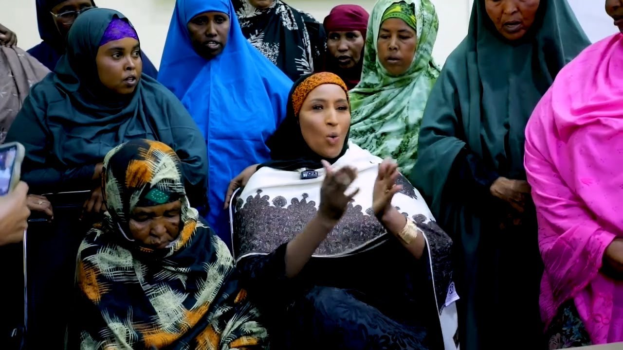 DEG DEG: Deeqa AFRO iyo maamadii barxadda Garowe wax ku dhexmareen oo soo hadlay - YouTube