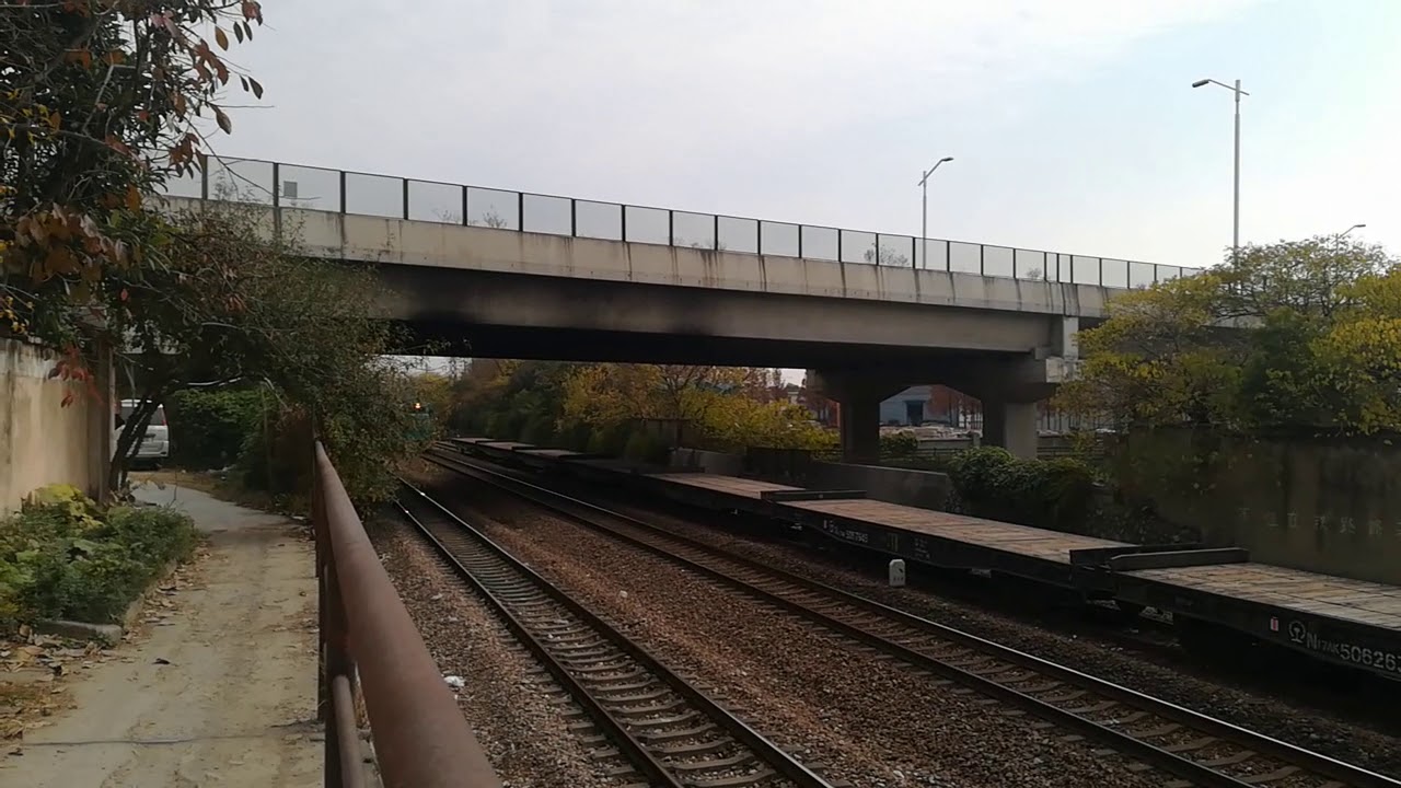 GE C36-7 Diesel locomotive in China - YouTube