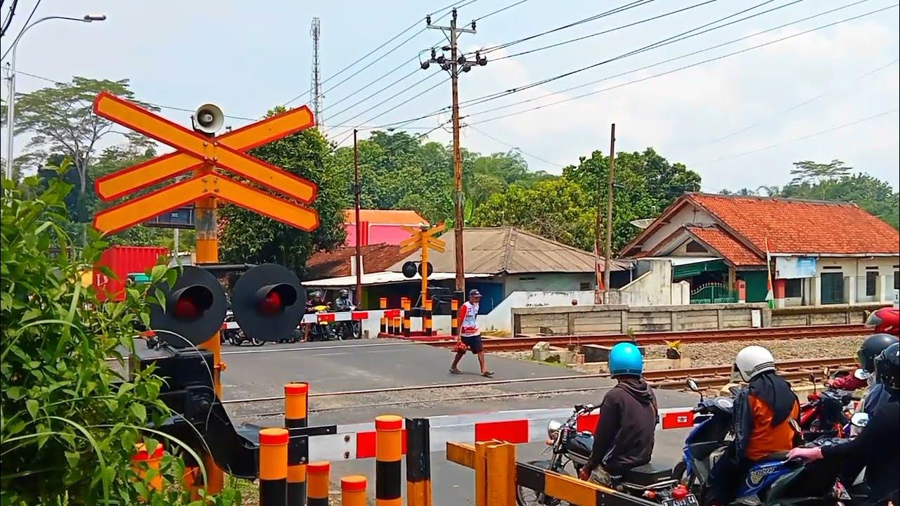 palang pintu perlintasan kereta api || railroad crossing || KA Manahan ...