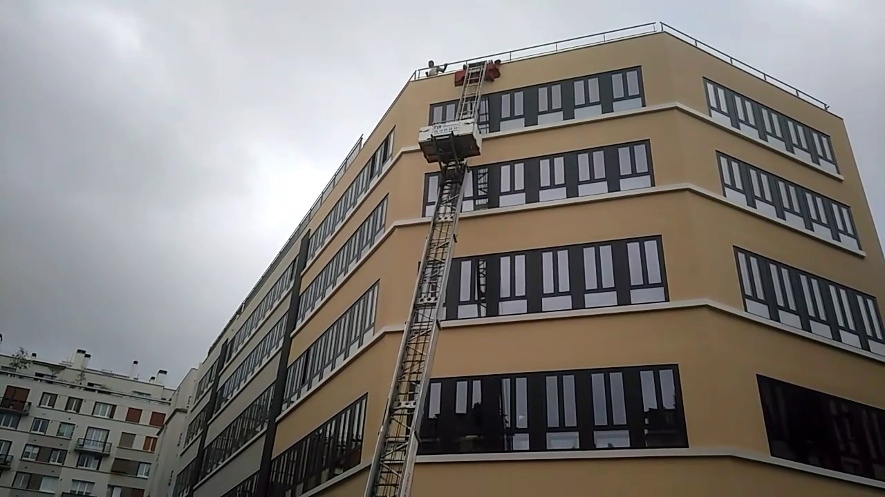 LOCATION MONTE CHARGE TOITURE BÂTIMENT - YouTube