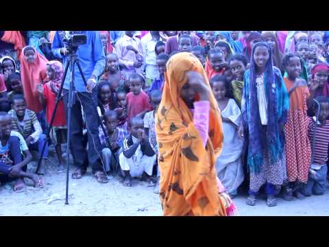 Daawo gabadh yar iyo hooyadeed Ciyaar iyo baraanbur cajiib ah