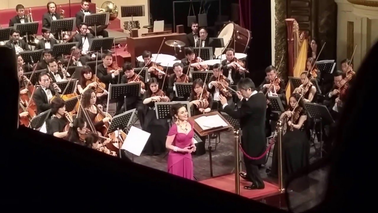 soprano Angela Nisi - La Traviata - E strano ... ah fors'e lui ...