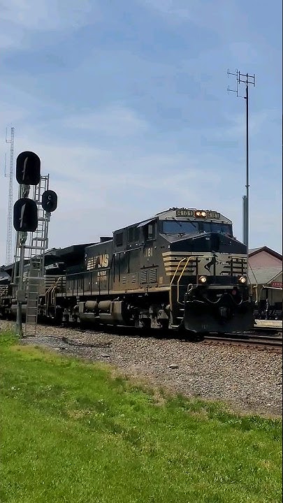 Norfolk Southern #4181 leads a 93 car manifest at Lewistown, PA (05/11/2023) - YouTube