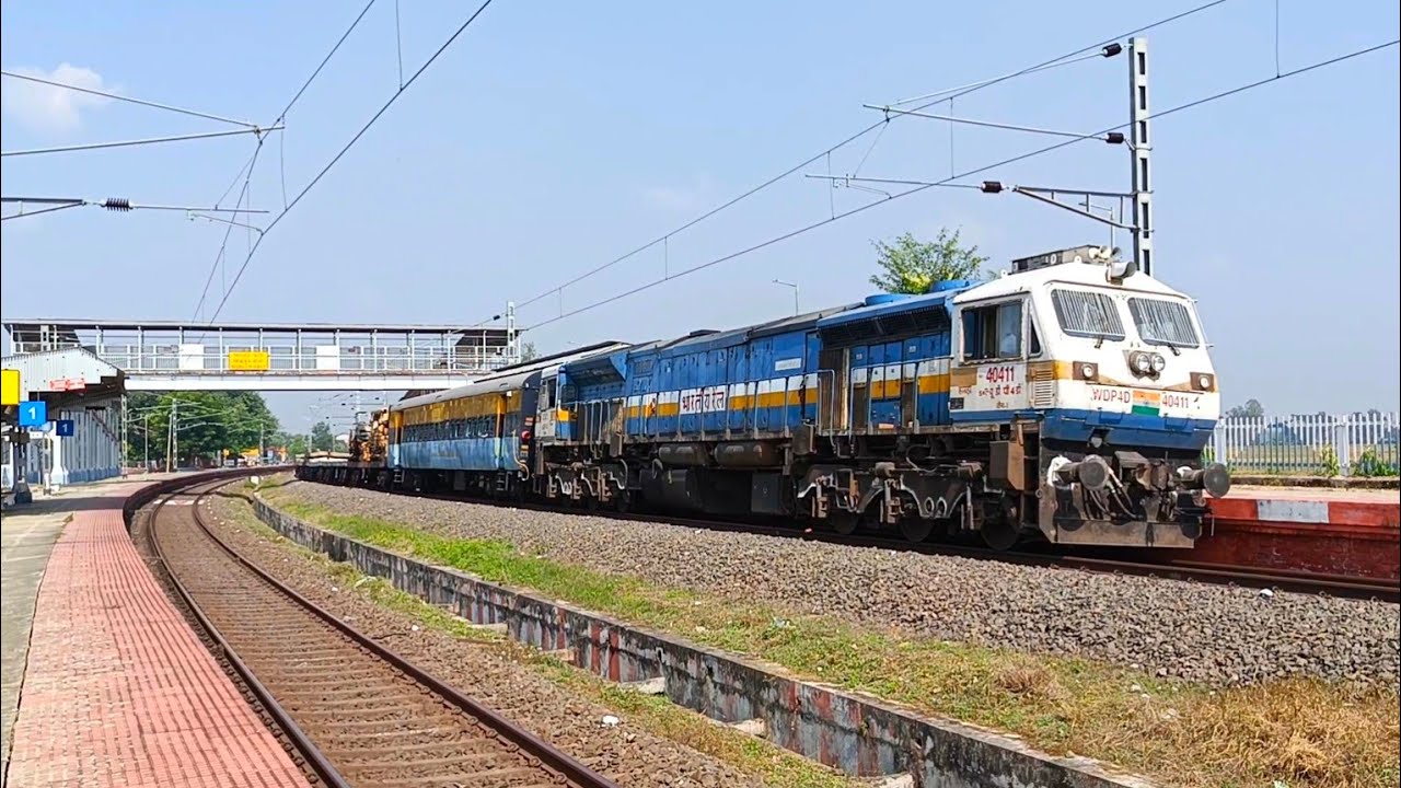🔥Most Powerful locomotive WDP 4D Lead Freight Train Move Curve Station ...