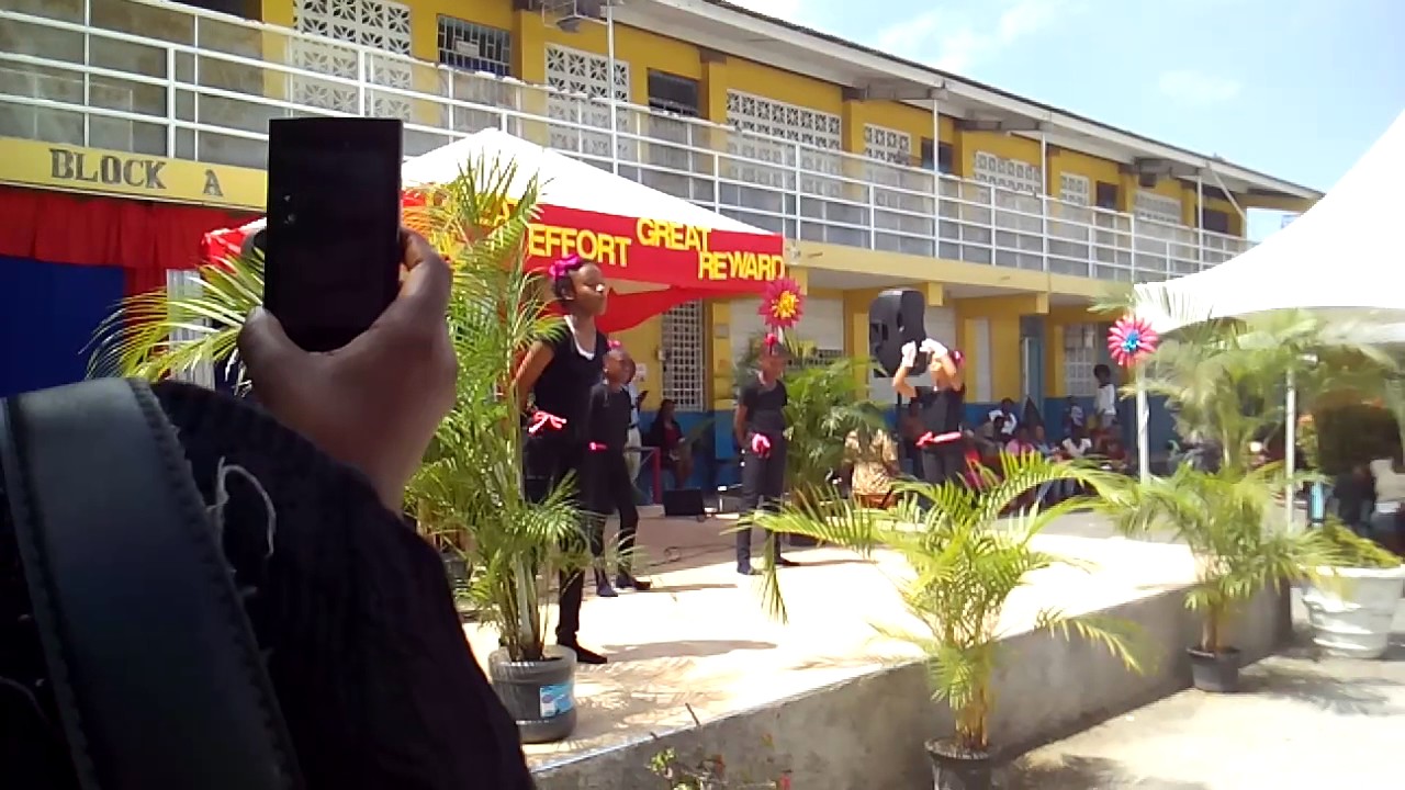 Sign language by ROUSSEAU PRIMARY STARS - YouTube