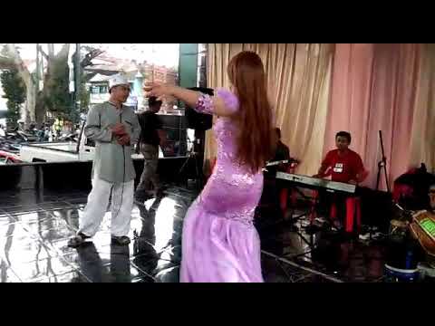 Dewi Registha duet bersama Pak haji Robby \