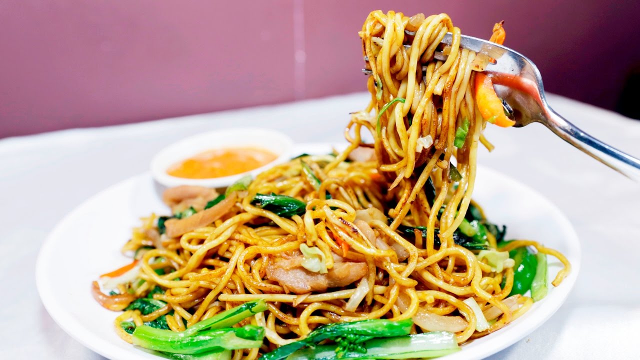 MOMO & Chowmein चाऊमीन @ Ex-Gorkha Restaurant & Bar Jordan HK - YouTube