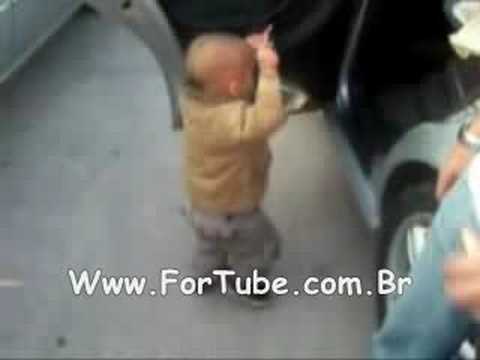 Bebe dancando dance - nenem dançando psy trance - hardstyle - jumpstyle - rebolation