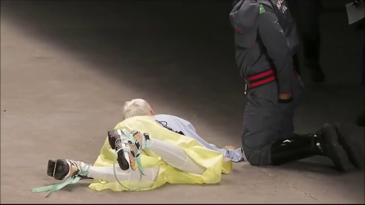 Real Footage, Brazilian model dies after collapsing on catwalk - YouTube