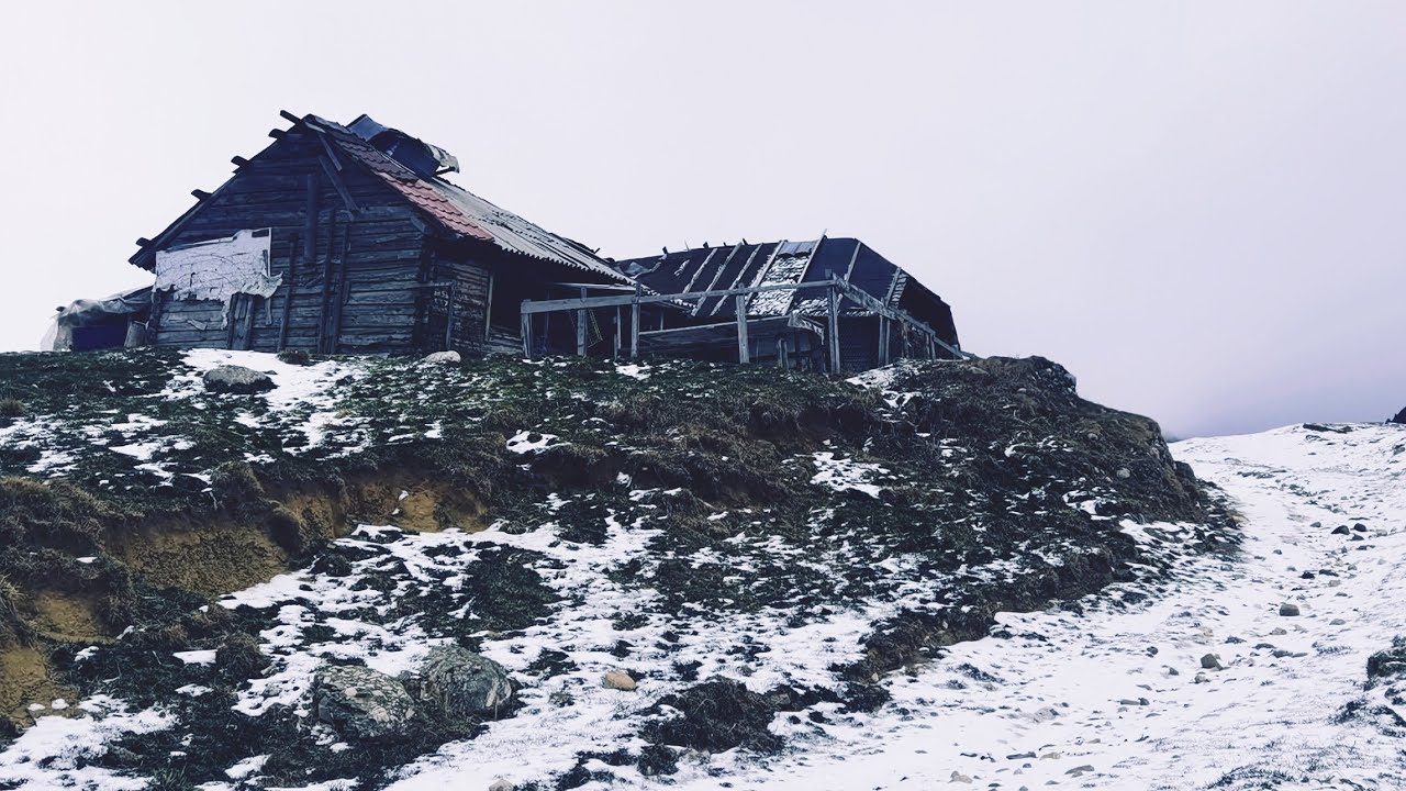Stână părăsită în vârful muntelui, Cheile Tătarului și Grota Ursului ...