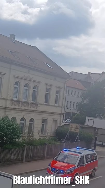 NEF des DRK Jena KV Jena-Eisenberg-Stadtroda Rettungswache Eisenberg auf Einsatzfahrt - YouTube