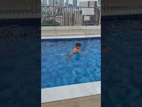 Quero entrar na piscina, mais tá muito frio 😅🥶