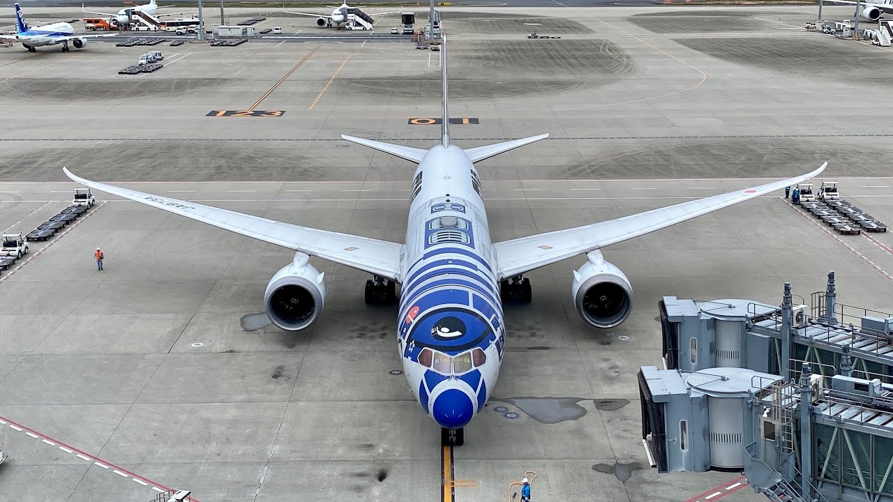 ANA’s 787-9 in the R2-D2 Livery at HND - YouTube