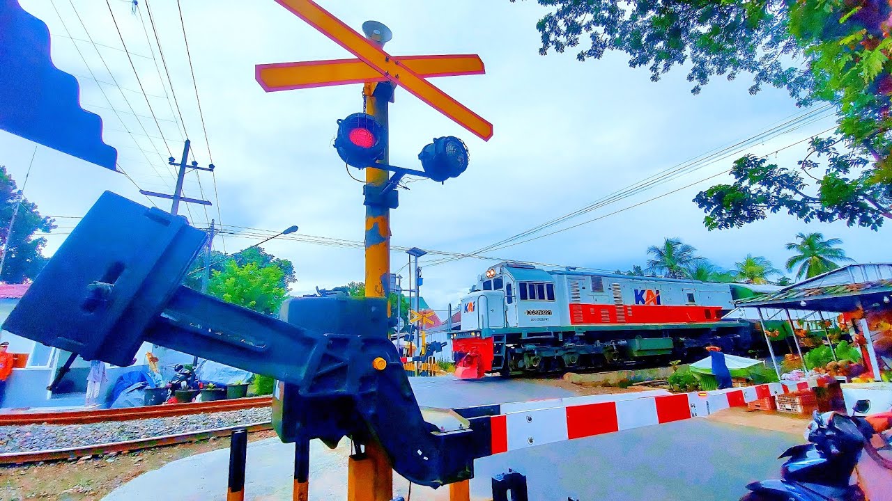 RAILWAY CROSSING 90...‼️ Perlintasan Kereta Api Jalan Simpang Pakisaji ...