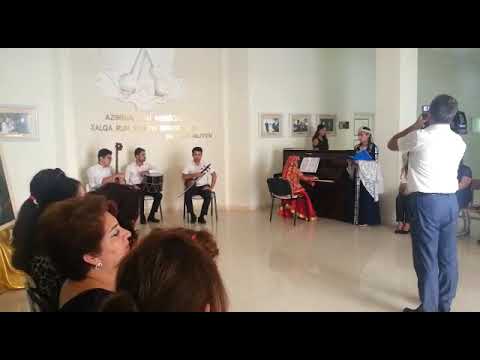 Bacım qizinin ifası pianoda.