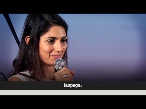 La gaffe di Virginia Raggi sul palco di Ostia: \