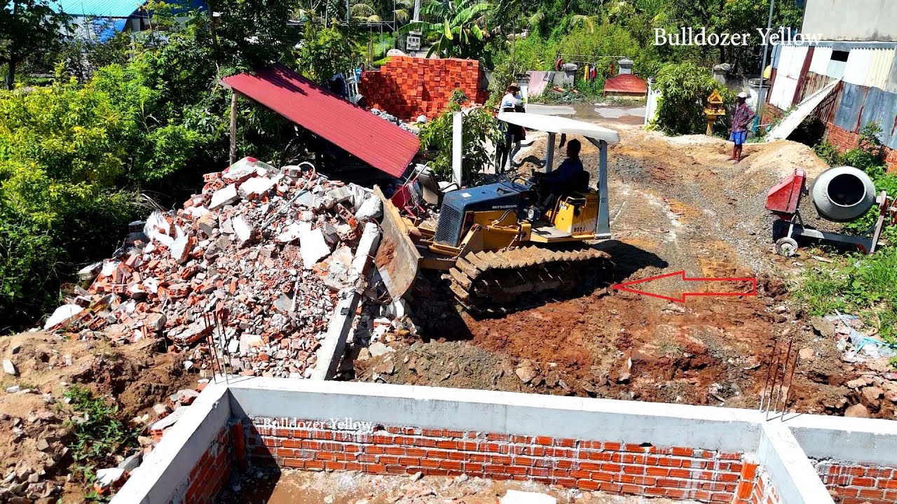 Skills Operator Mini Bulldozer Working Clearing Waste Soil - Small ...