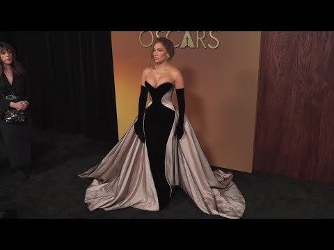 Jennifer Lopez begeistert mit Sanduhr-Kleid auf dem roten Teppich