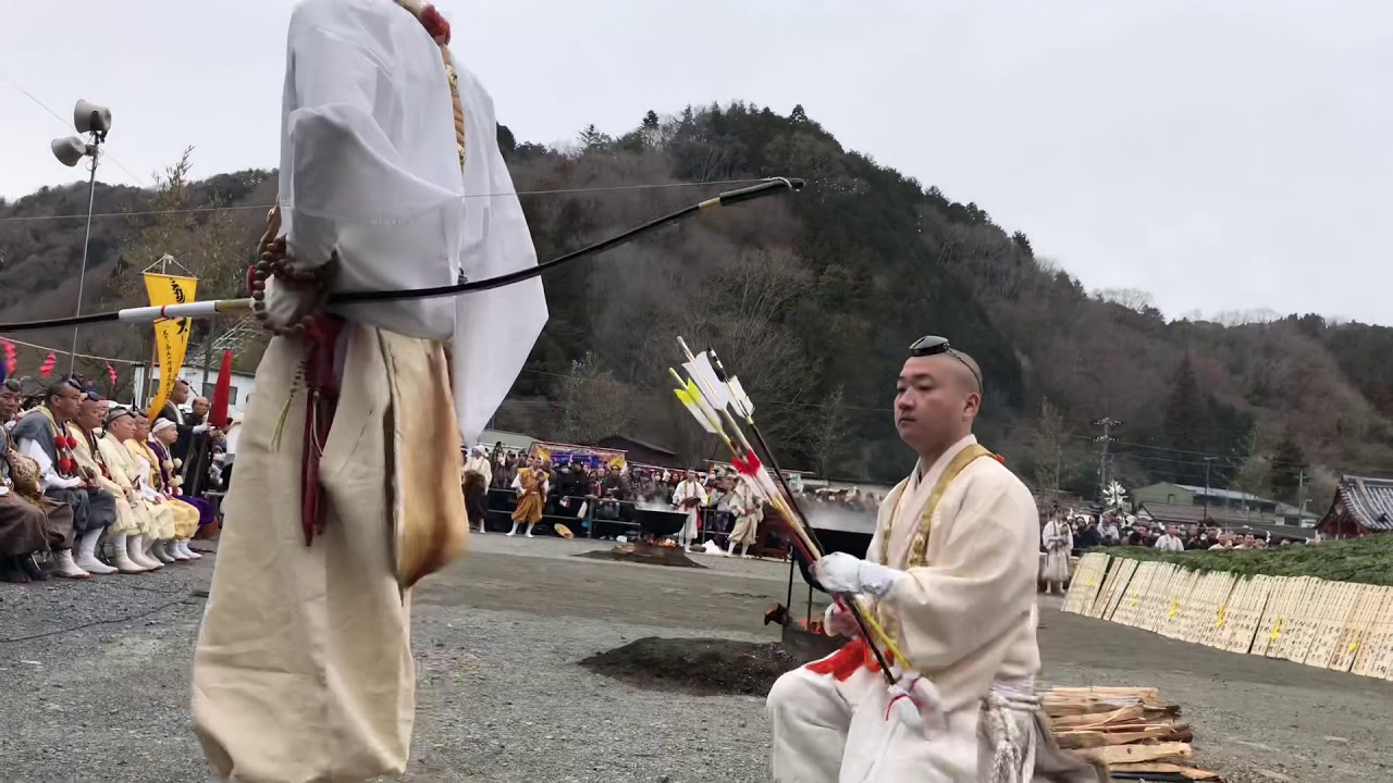Buddhist monks shooting arrows - YouTube