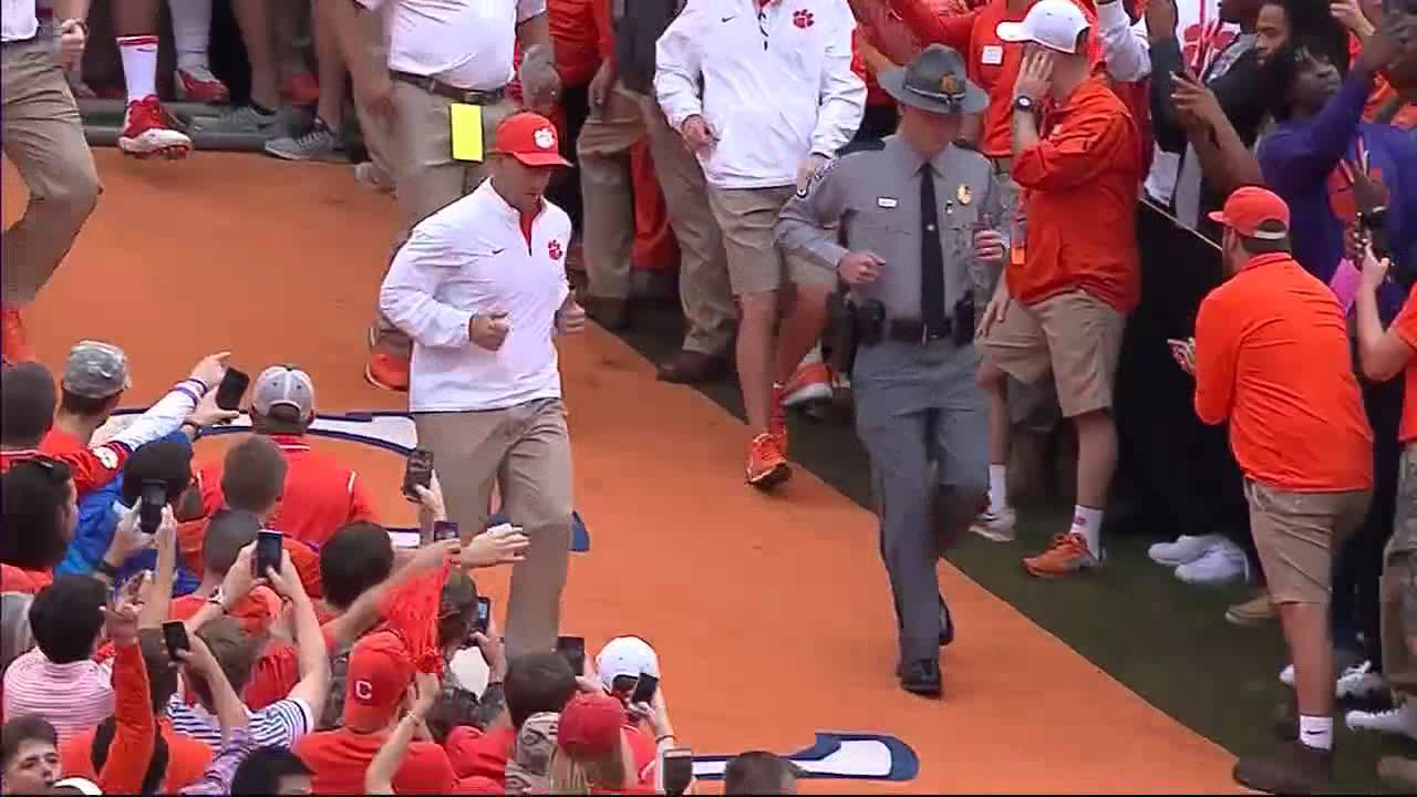Dabo Swinney sprinting down to field - YouTube