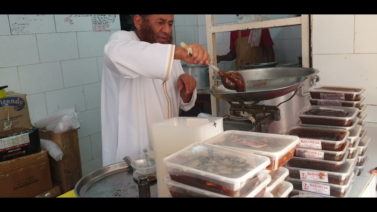 MZEE WETU SHEIKH KHALFAN AL-ADAWI AKIUZA HALWA ZANZIBAR KWA BAGHRESA ...