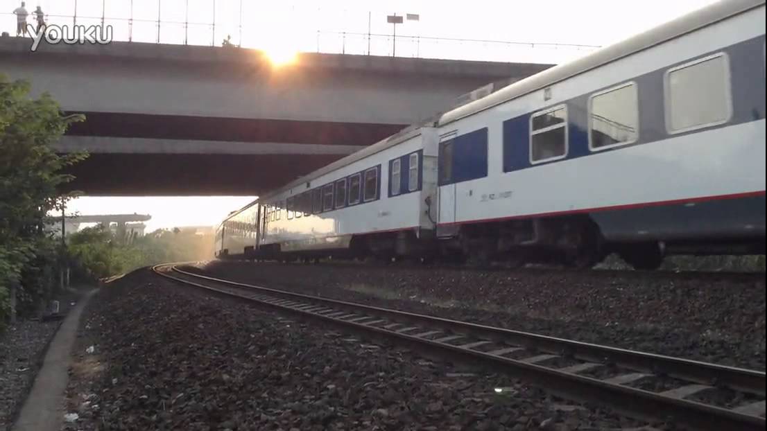 China Railway DF11G Diesel locomotive+Passenger train - YouTube