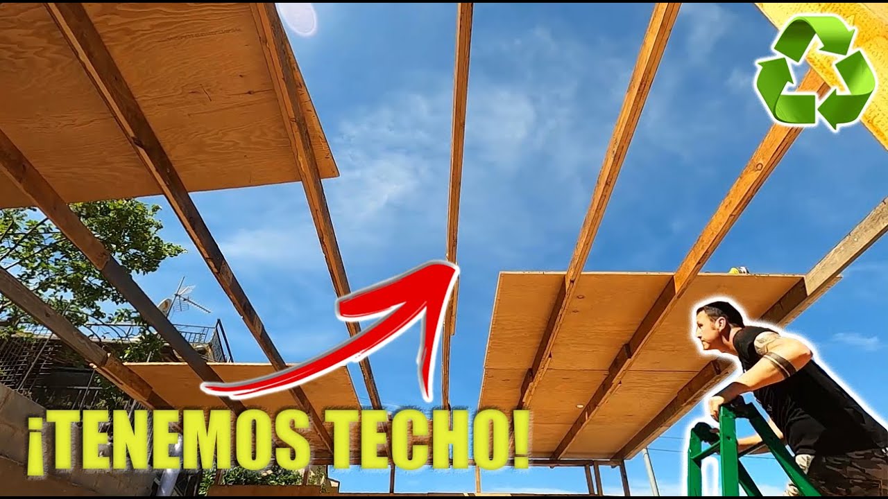Ponemos el TECHO a la CASA de MADERA RECICLADA (Algo sale MAL)😱 - YouTube