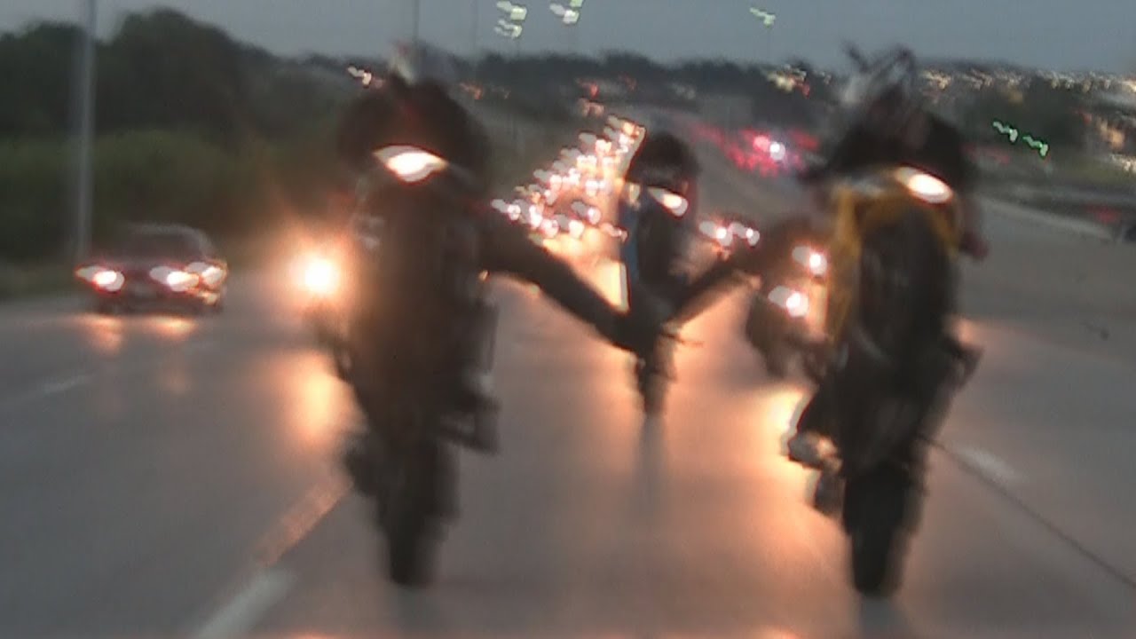 Stunt Bike Riders TOUCH FEET In WHEELIE On Highway Motorcycle STUNTS ...