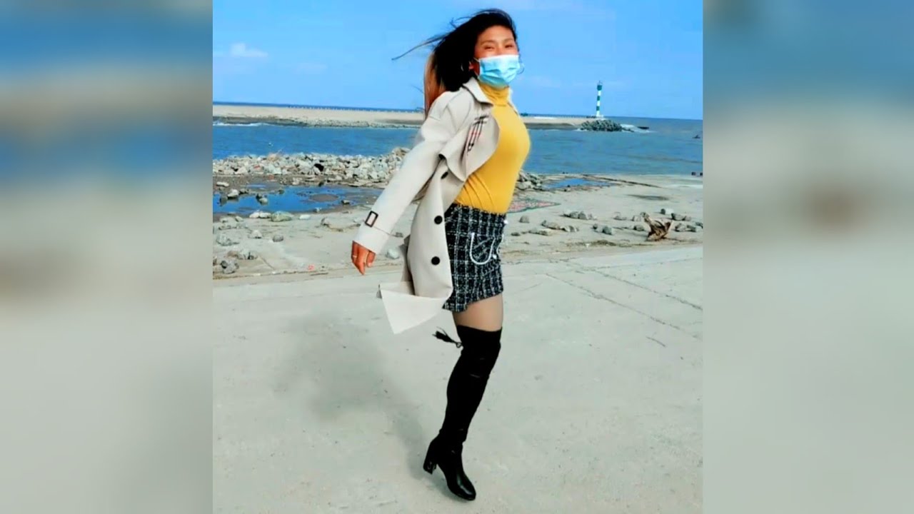 Amputee Girl on Single High Heel | One Legged Lady | Amputada - YouTube