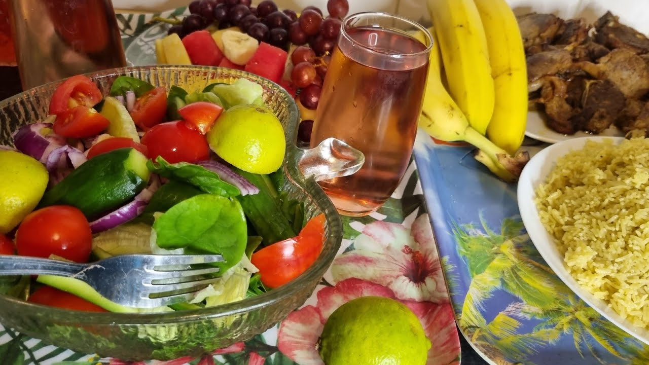 bariis iyo hilib ari ,basbaasa shiini, fruit, ansalato si macanbadan lo ...