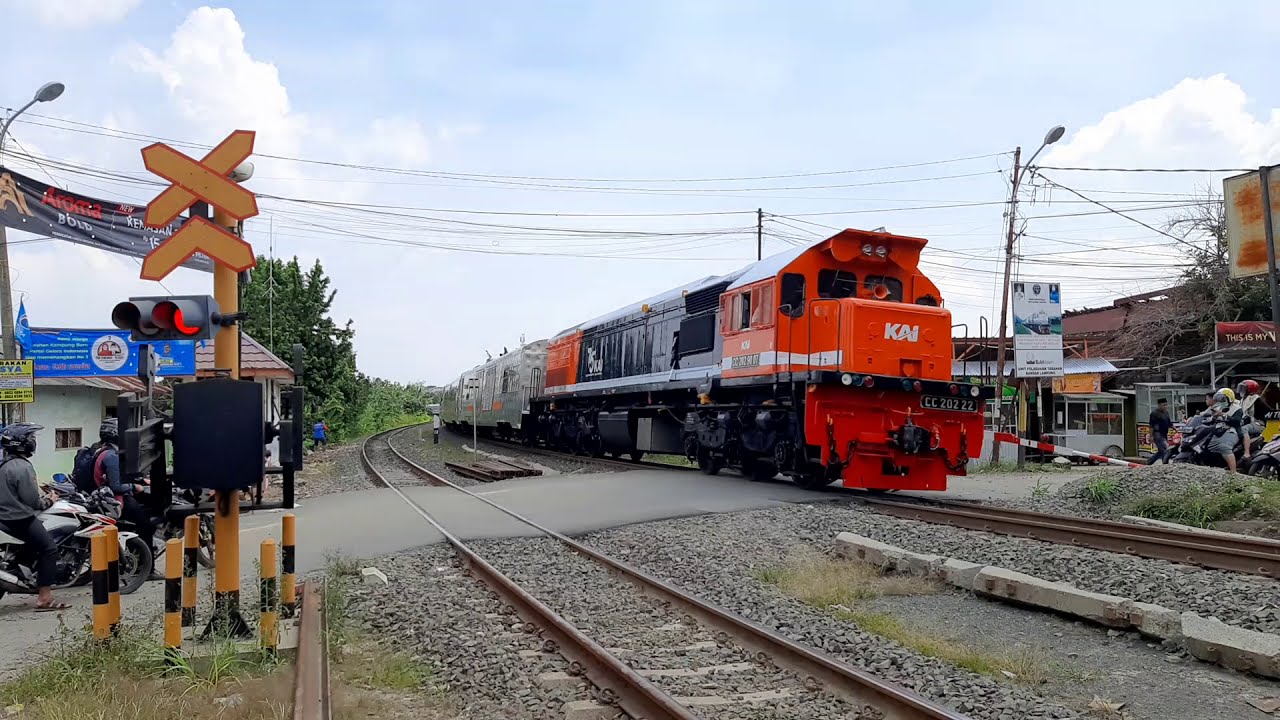 CC 202 menarik KERETA PENUMPANG melintas perlintasan Kampung Baru ...
