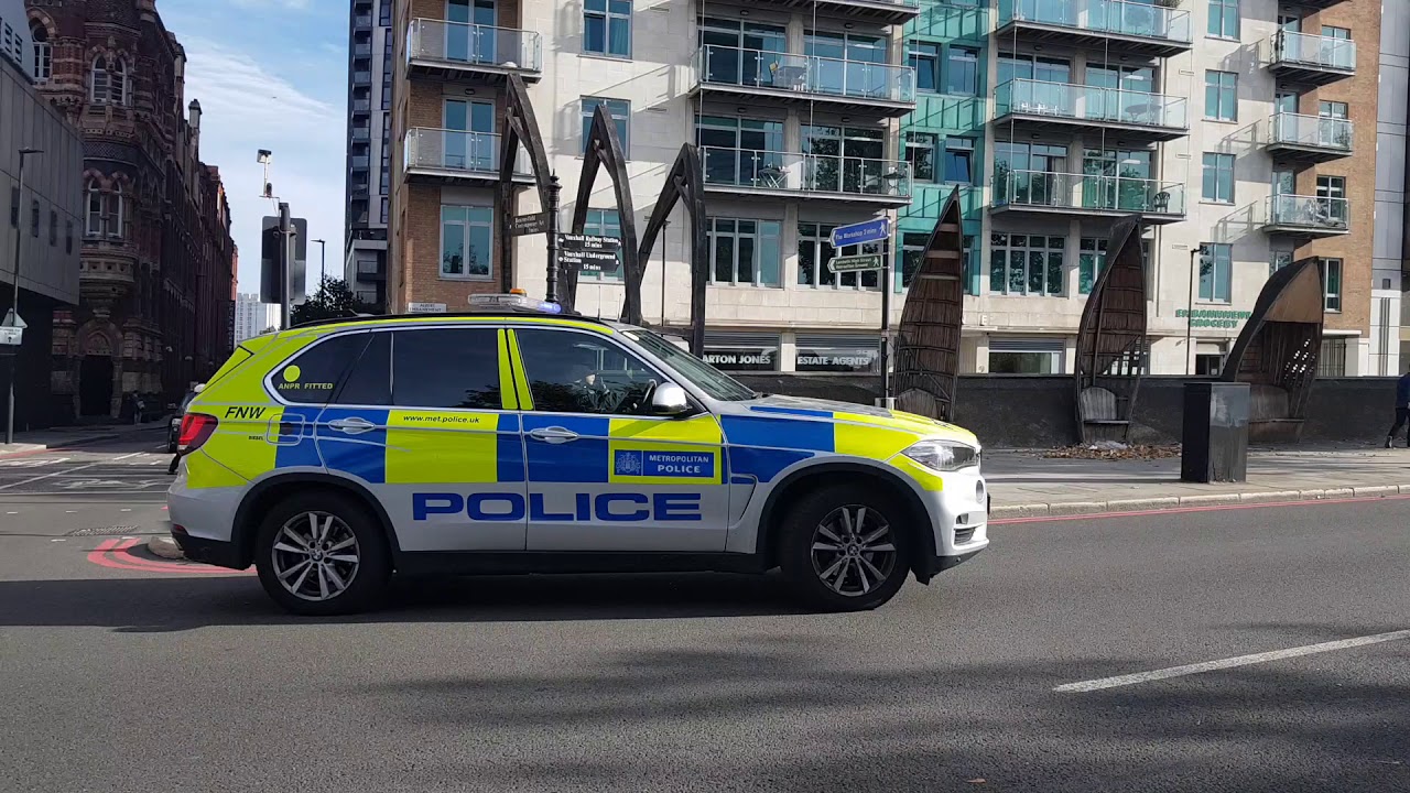 Met police so19 responding with bullhorn - YouTube