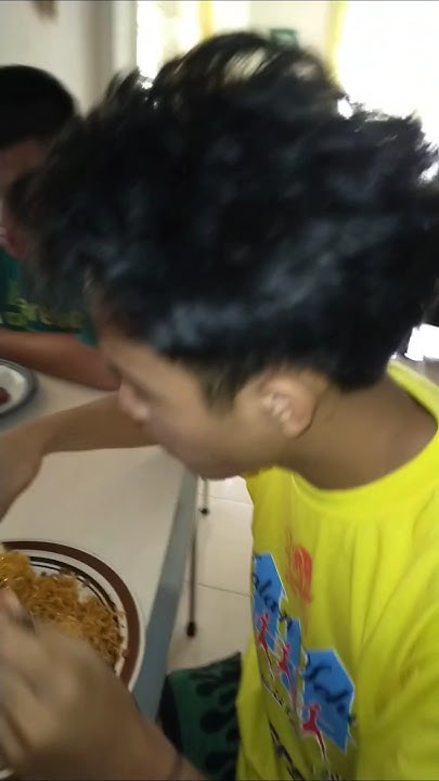 Temenin kakak Adit makan Indomie goreng - YouTube