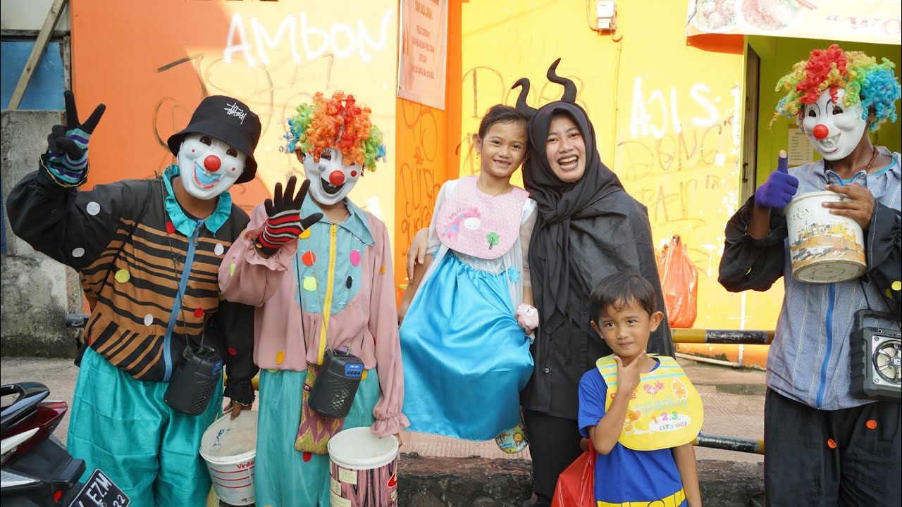 VLOG KETEMU 3 BADUT LUCU 🤡 DAN BELI JAJANAN | Salsa and family - YouTube