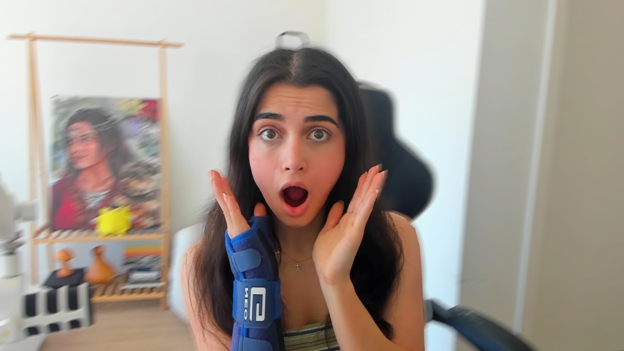 3 girls try VALORANT on INVERTED MOUSE - YouTube