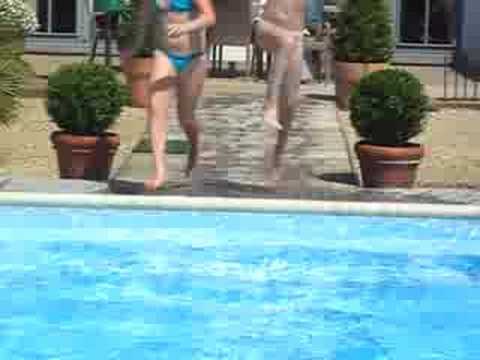 Les 2 filles à la piscine
